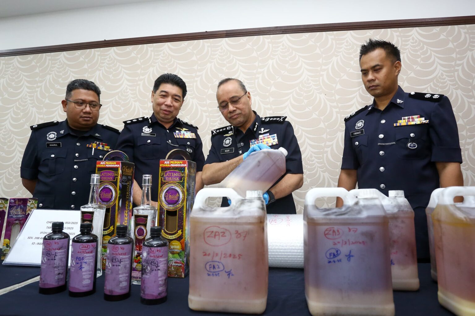Polis bongkar taktik edar dadah guna botol minuman kesihatan - Utusan ...