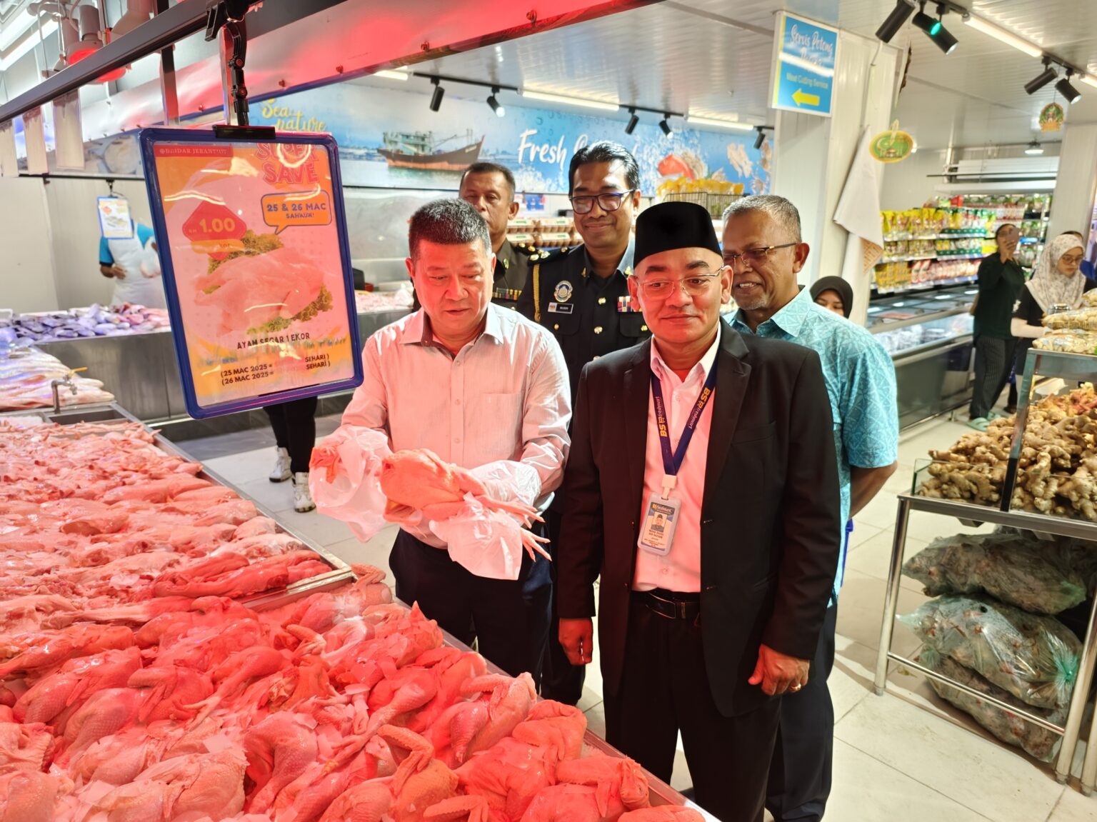 BS Freshmart Jerantut jual 500 ekor ayam segar, ikan bawal emas pada ...