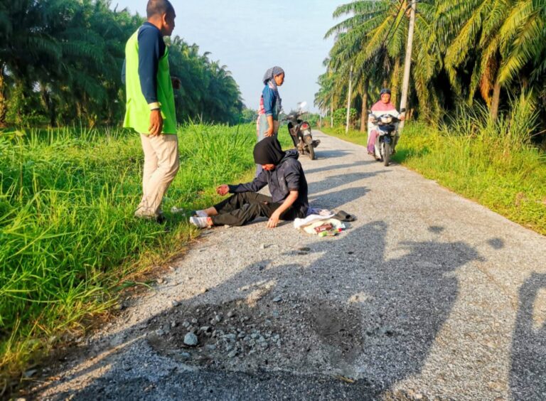 Motosikal kerap terbabas langgar jalan berlubang - Utusan Malaysia