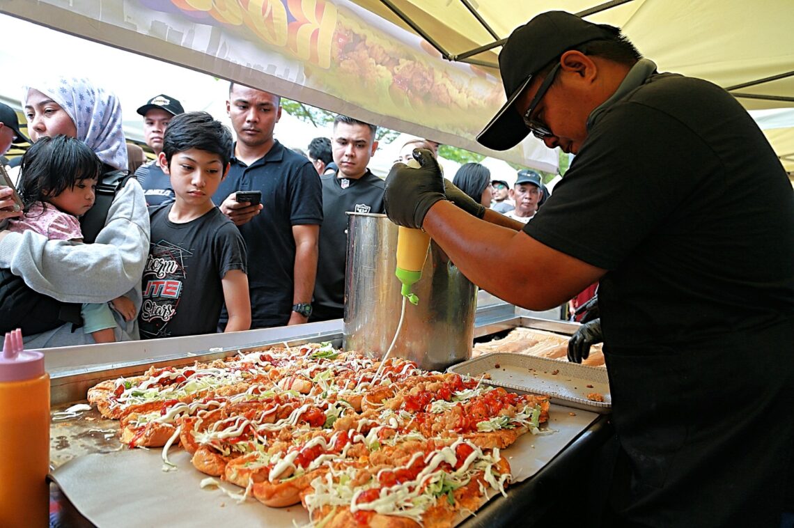 Roti john laris, 500 bungkus habis dalam masa tiga jam - Utusan Malaysia