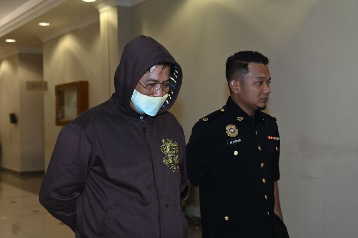 Minta suapan gelang emas, sarjan polis mengaku tidak bersalah