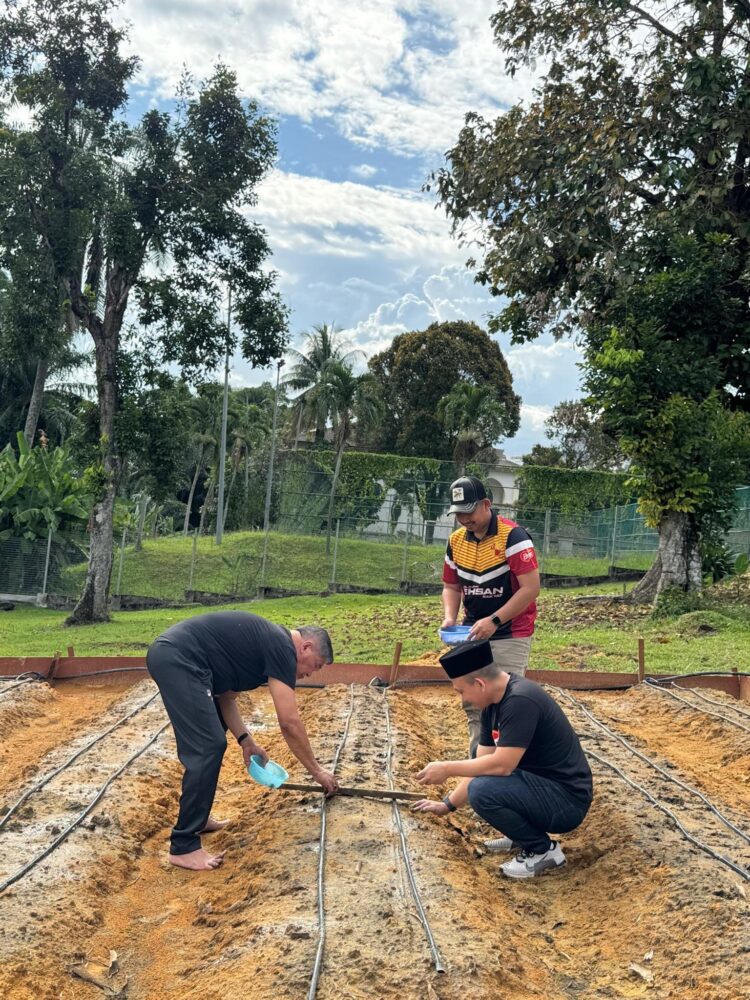 Mohamad Sabu tanam bawang di rumah