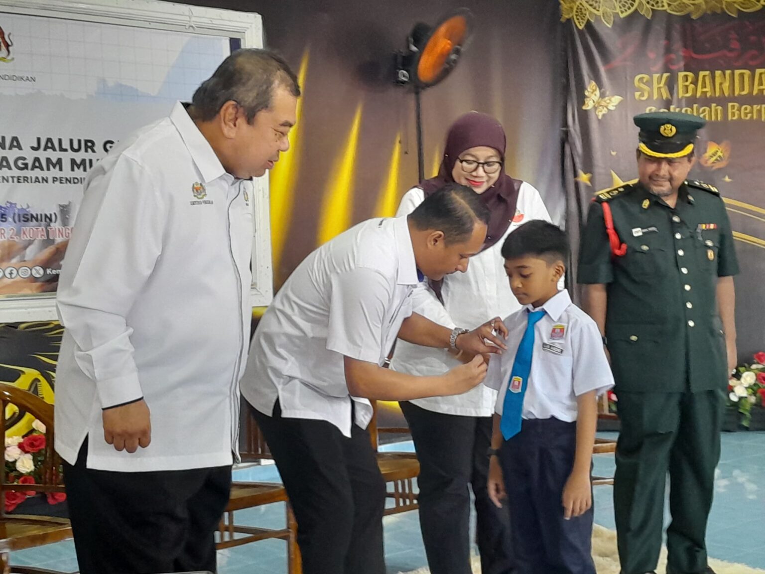 Lebih 580,000 pelajar Johor terima lencana Jalur Gemilang