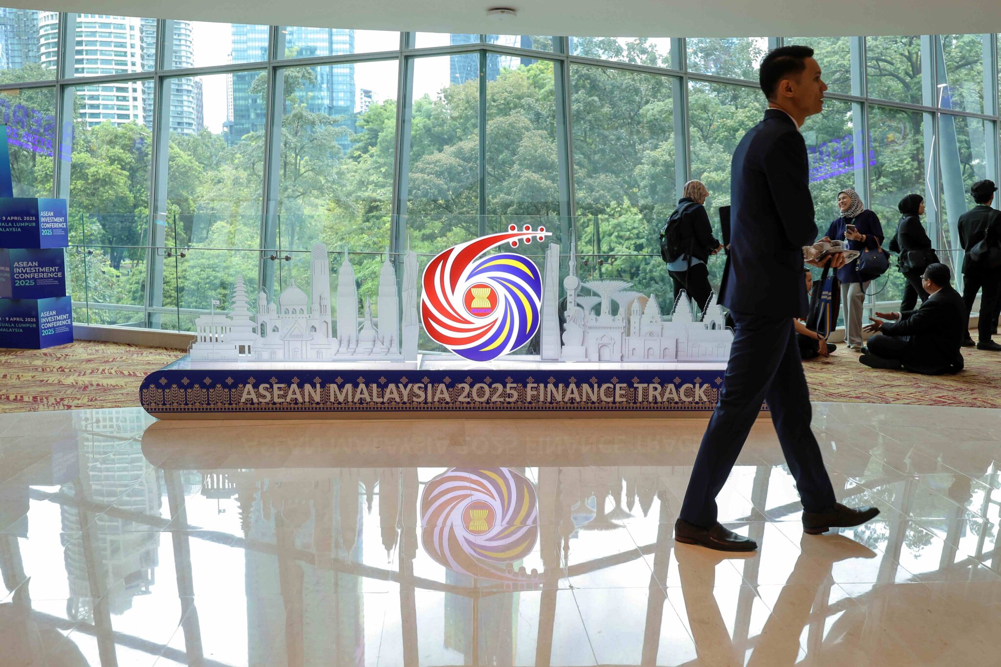 Pegawai kanan tiba untuk Sidang Kemuncak ASEAN