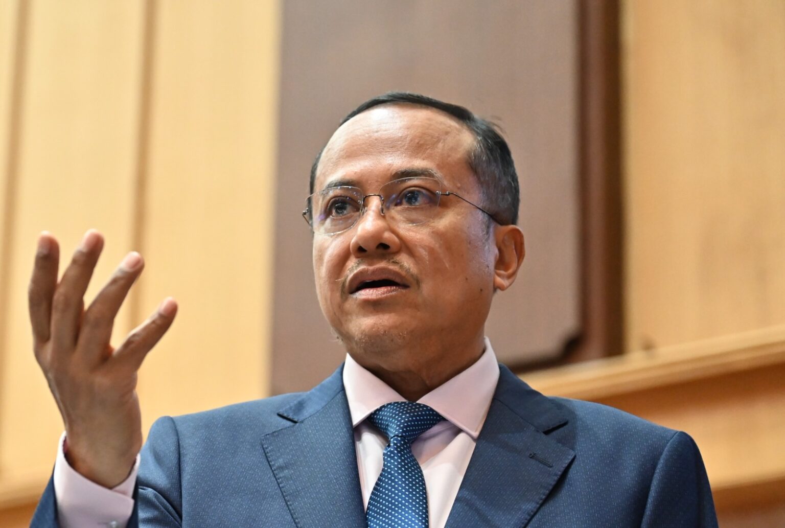 Pas kena keluar dari politik kampung