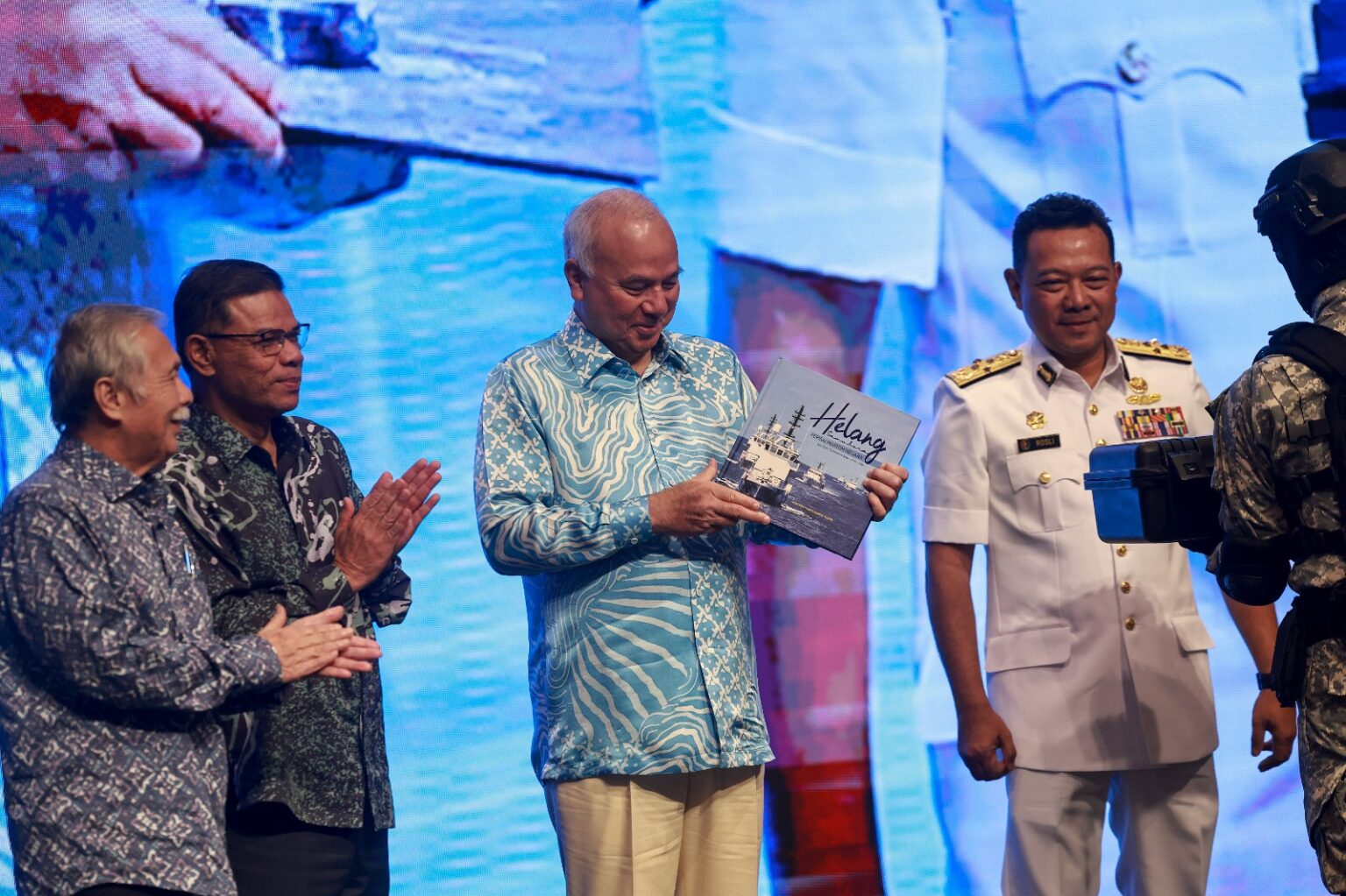 Sultan Nazrin lancar buku 'Helang Samudera: Perisai Maritim'
