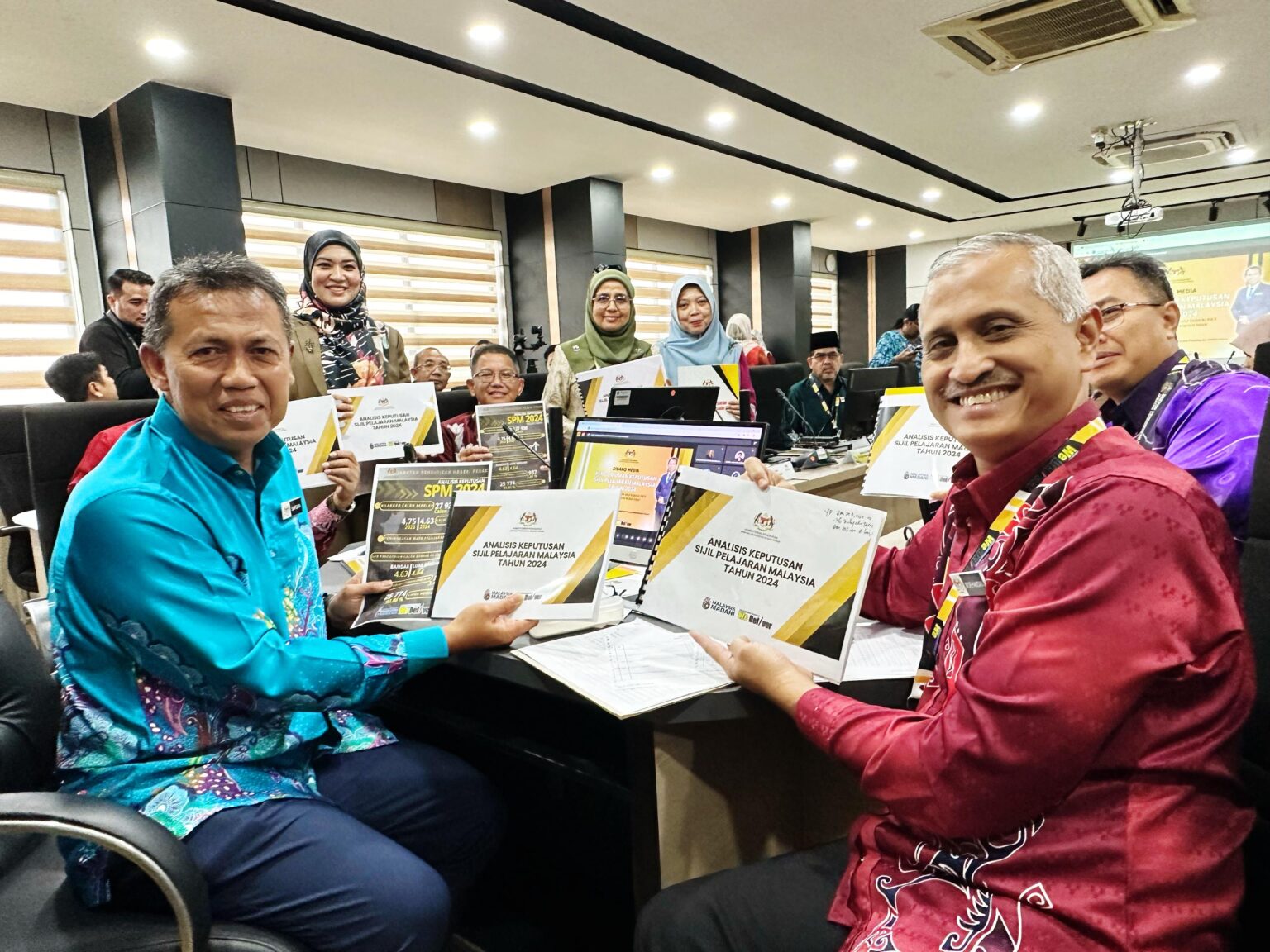 Pencapaian SPM 2024 Perak meningkat, 937 calon dapat semua A - Utusan ...