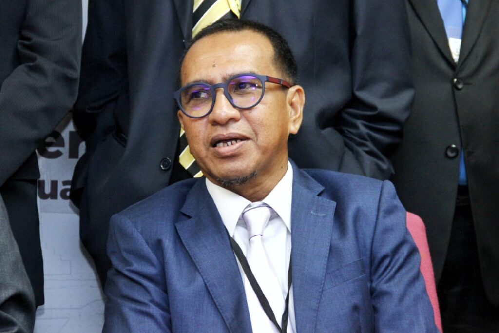 Azira idam trofi FFM - Utusan Malaysia