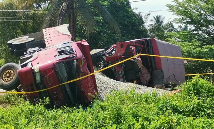 Nahas trak FRU, pemandu lori muatan batu turut maut