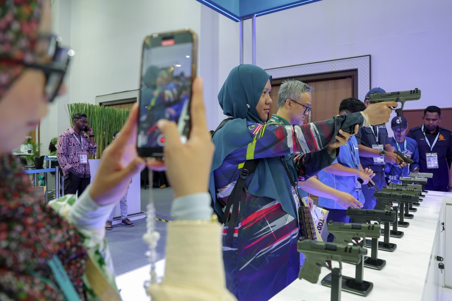 Pengunjung berpeluang rasai pengalaman kendali senjata api
