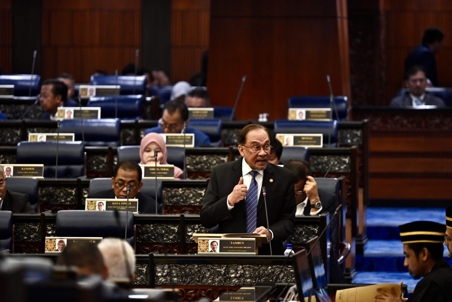 Sekeluarga kongsi minat kumpul koleksi barangan