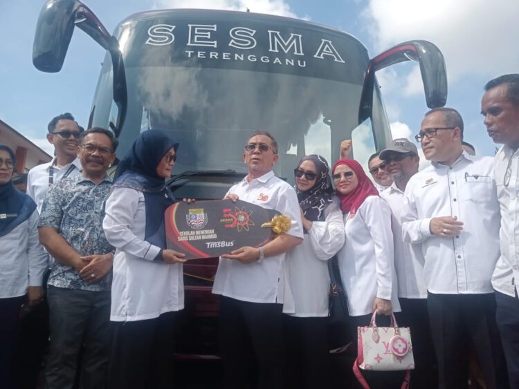 Hari Guru: Bekas pelajar hadiah bas kepada sekolah