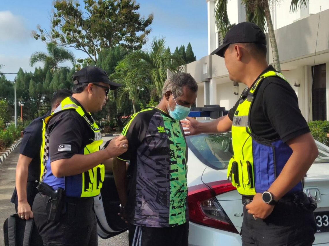 Penganggur didakwa rompak kedai emas guna parang