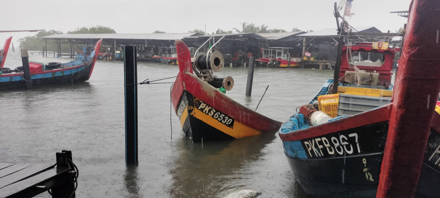 Tekong dikhuatiri lemas, jatuh laut selepas bot terbakar - Utusan Malaysia