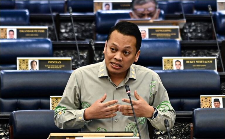 Nik Nazmi tetaptinggalkan Kabinet