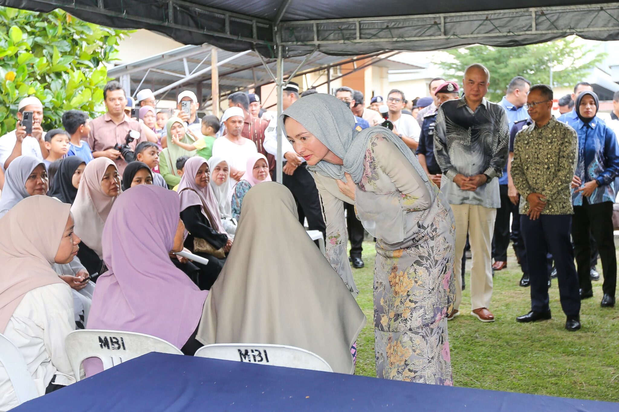 Sultan Nazrin, Tuanku Zara ziarah keluarga pelajar UPSI