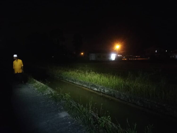 Budak tiga tahun lemas dalam parit