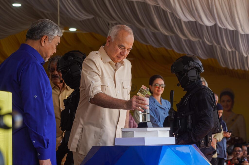 Sultan Perak rasmi Dataran Waterfront Bagan Datuk - Utusan Malaysia