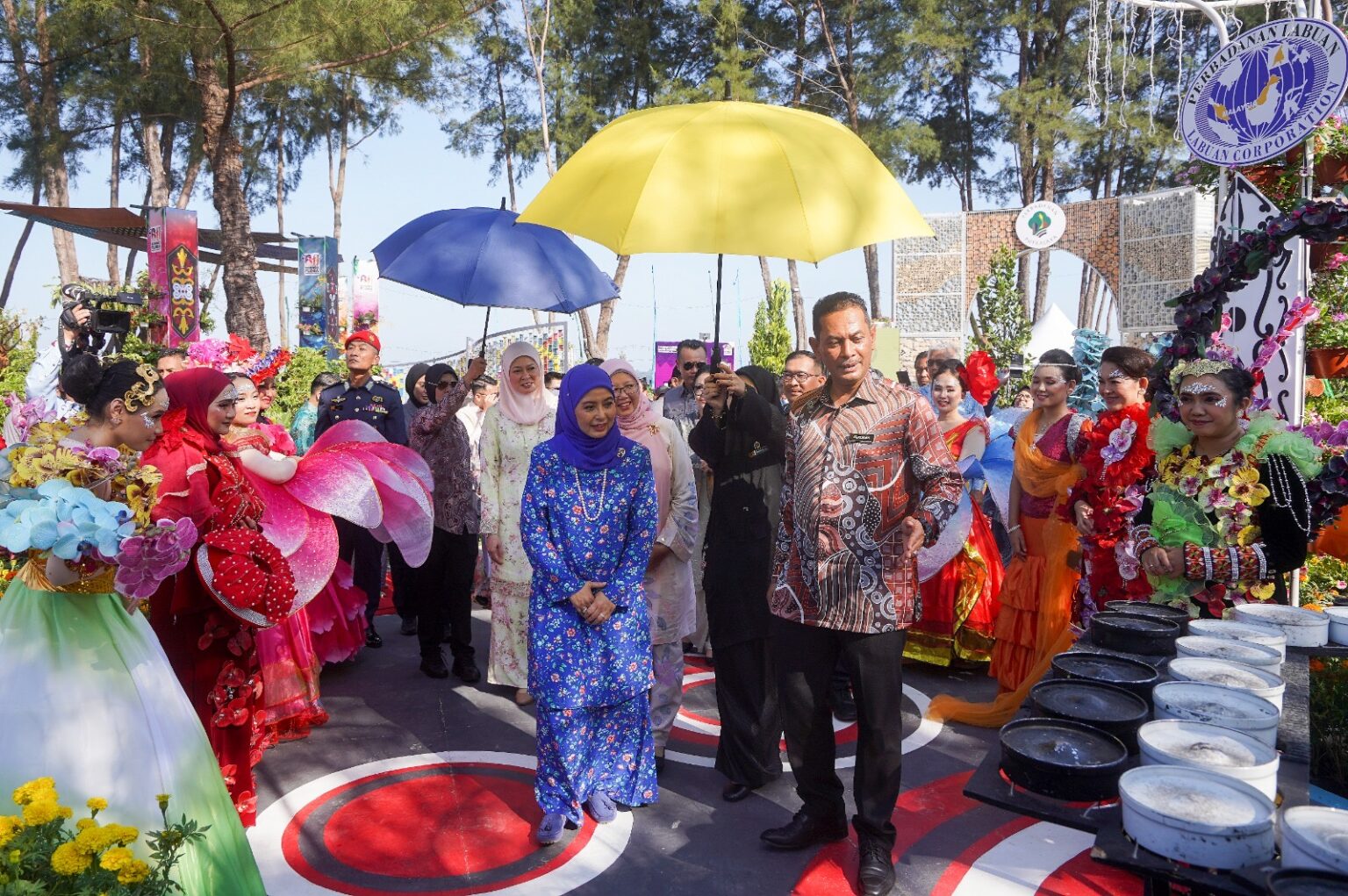 Raja Permasuri Agong rasmi Borneo Flora Festival, 250,000 pokok bunga ...