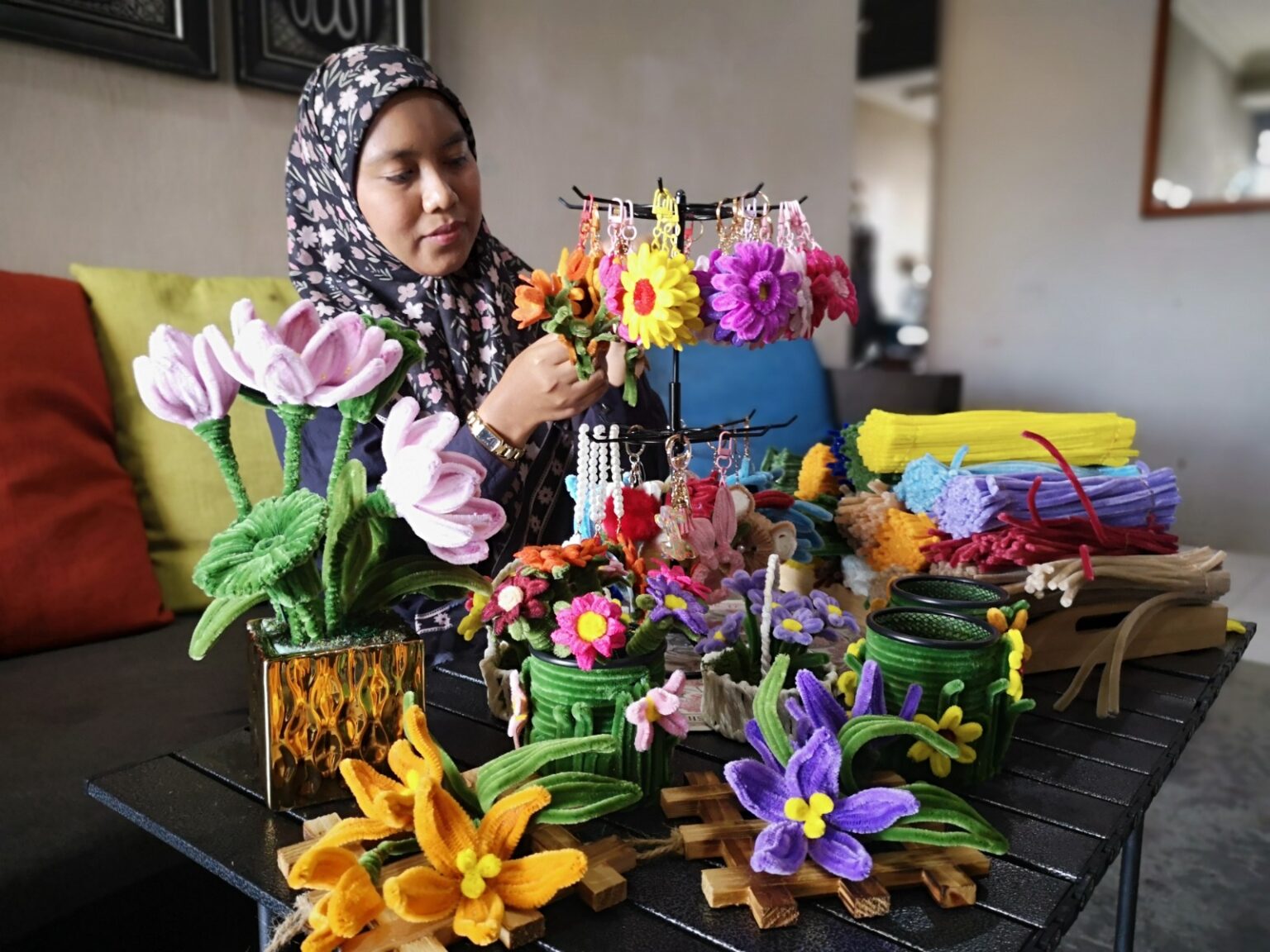 Suri rumah jana pendapatan dengan bunga kawat baldu