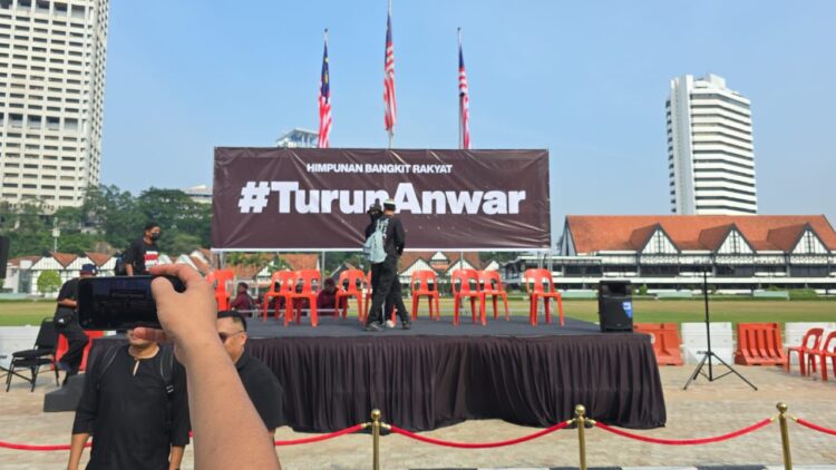 Pentas utama didirikan tanpa kebenaran, tidak selamat