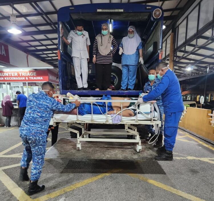 APM bantu pindah pesakit obesiti 160kg ke HRPZ II - Utusan Malaysia