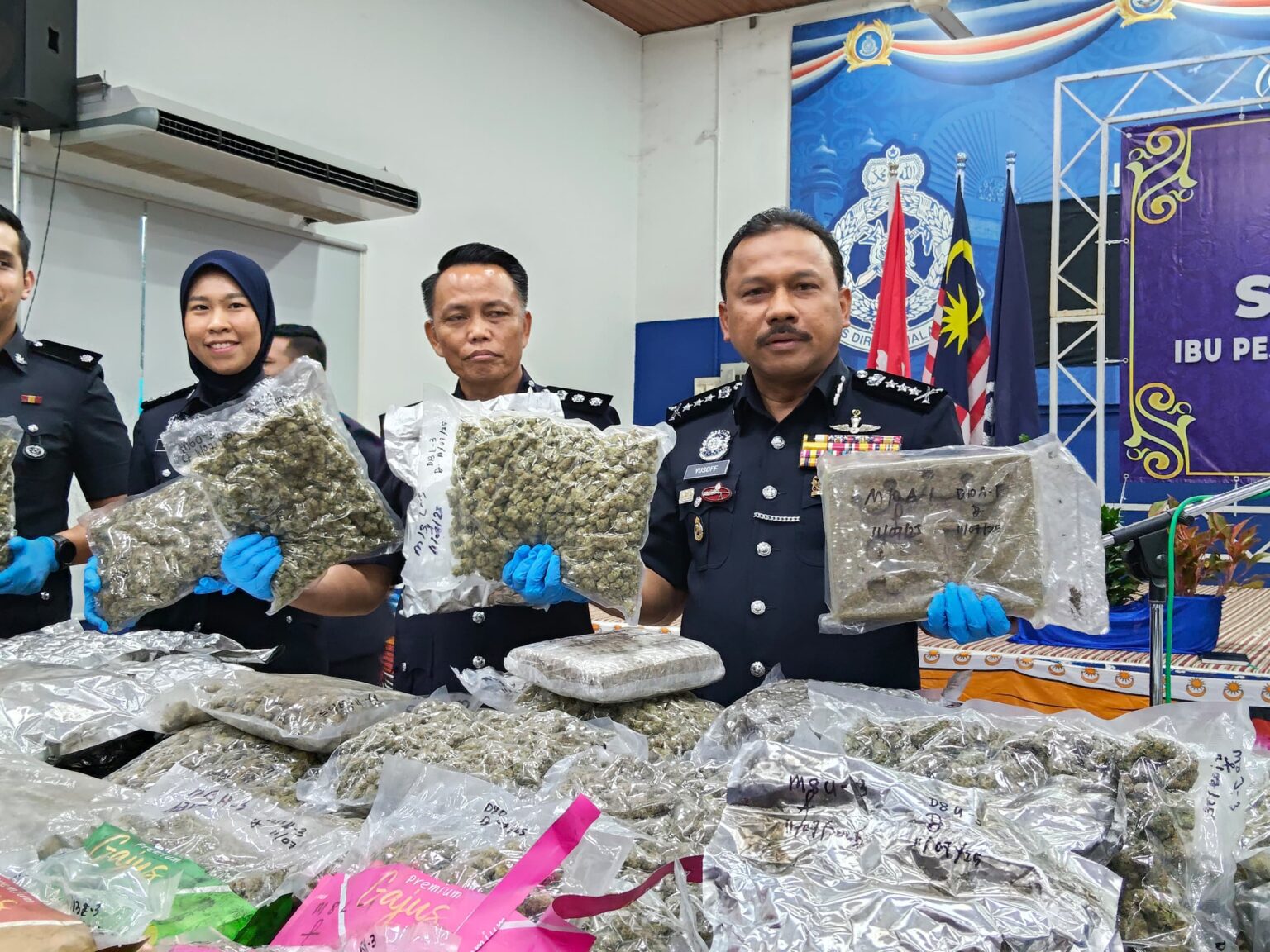 Dalang edar dadah, berselindung sebagai pemandu e-hailing, peniaga ayam