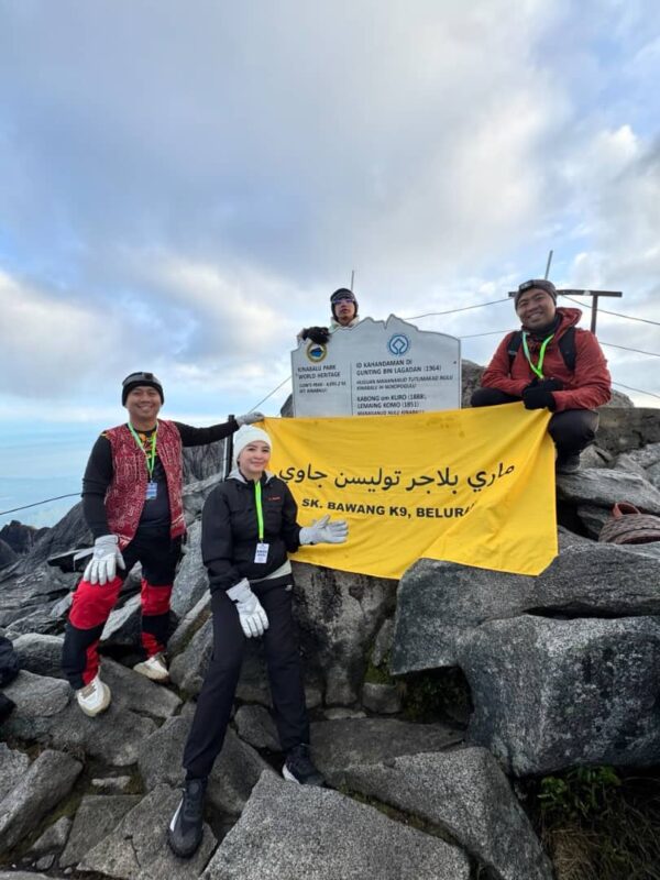 Misi guru bawa tulisan Jawi di puncak Gunung Kinabalu berjaya
