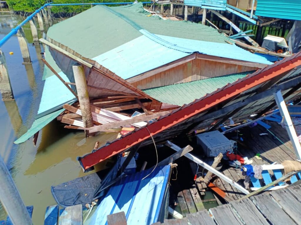 Dua beradik selamat, rumah runtuh ketika tidur