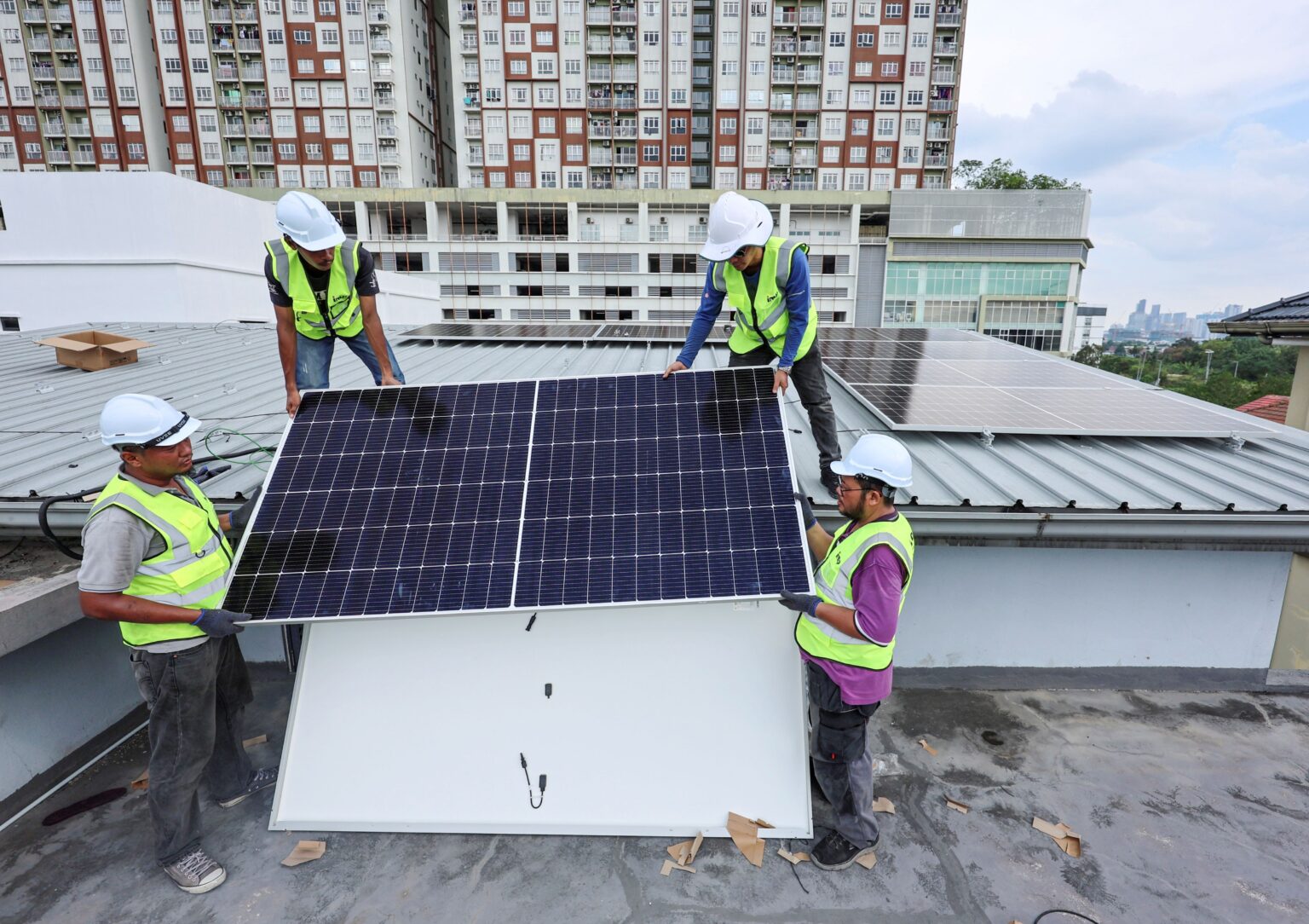Jimat elektrik dengan tabiat cekap tenaga