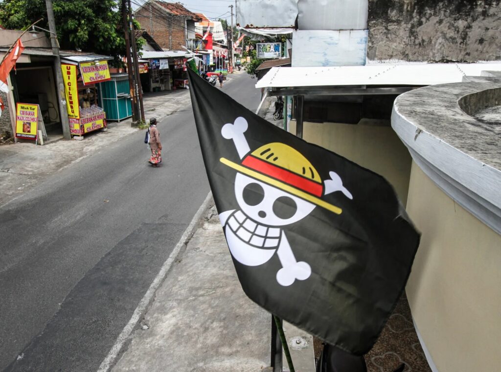 Rakyat Indonesia kibar bendera lanun sempena kemerdekaan