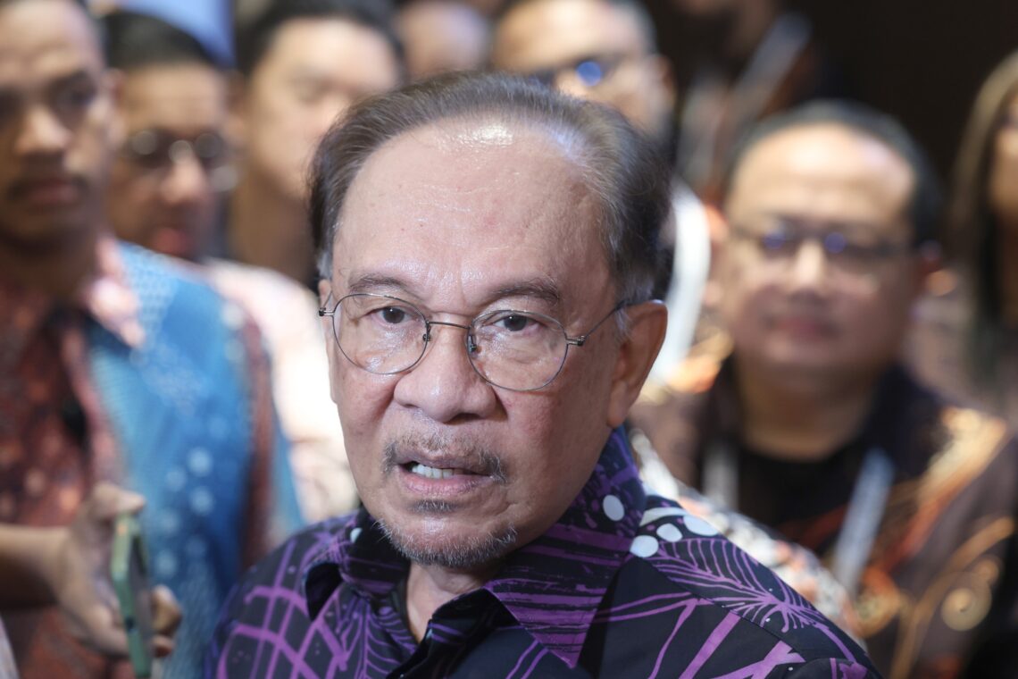 Muhyiddin pun kena minta maaf - Anwar