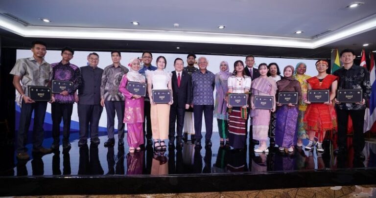 10 anak muda ASEAN terima Biasiswa ASEAN-Maybank