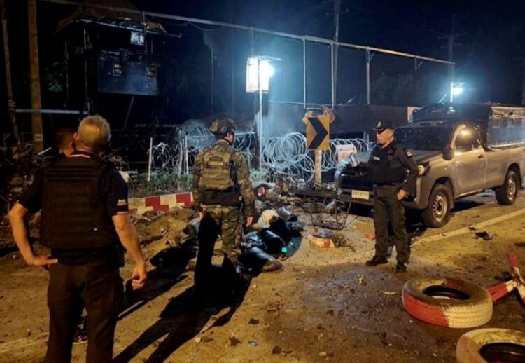 Tiga beradik maut lori bertembung kren - Utusan Malaysia