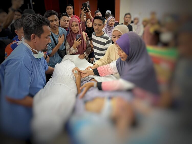 Isteri parah sempat sentuh jenazah suami, dua anak maut nahas di Gua Musang - Utusan Malaysia