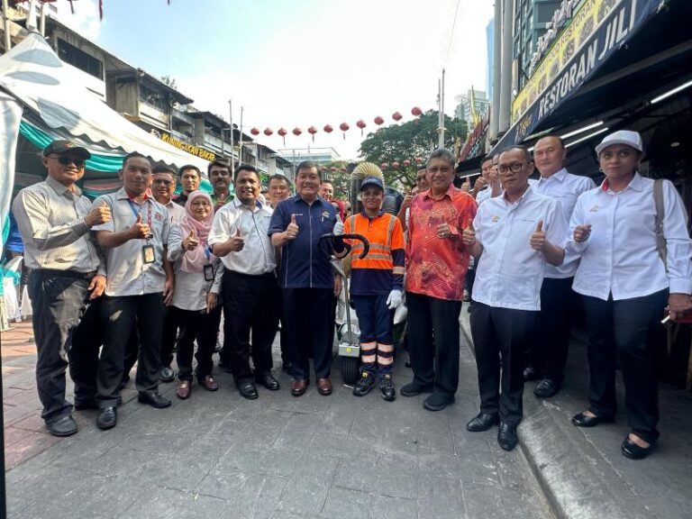 Alam Flora perkenal ‘Glutton Electric Litter Picker' - mesin vakum pintar