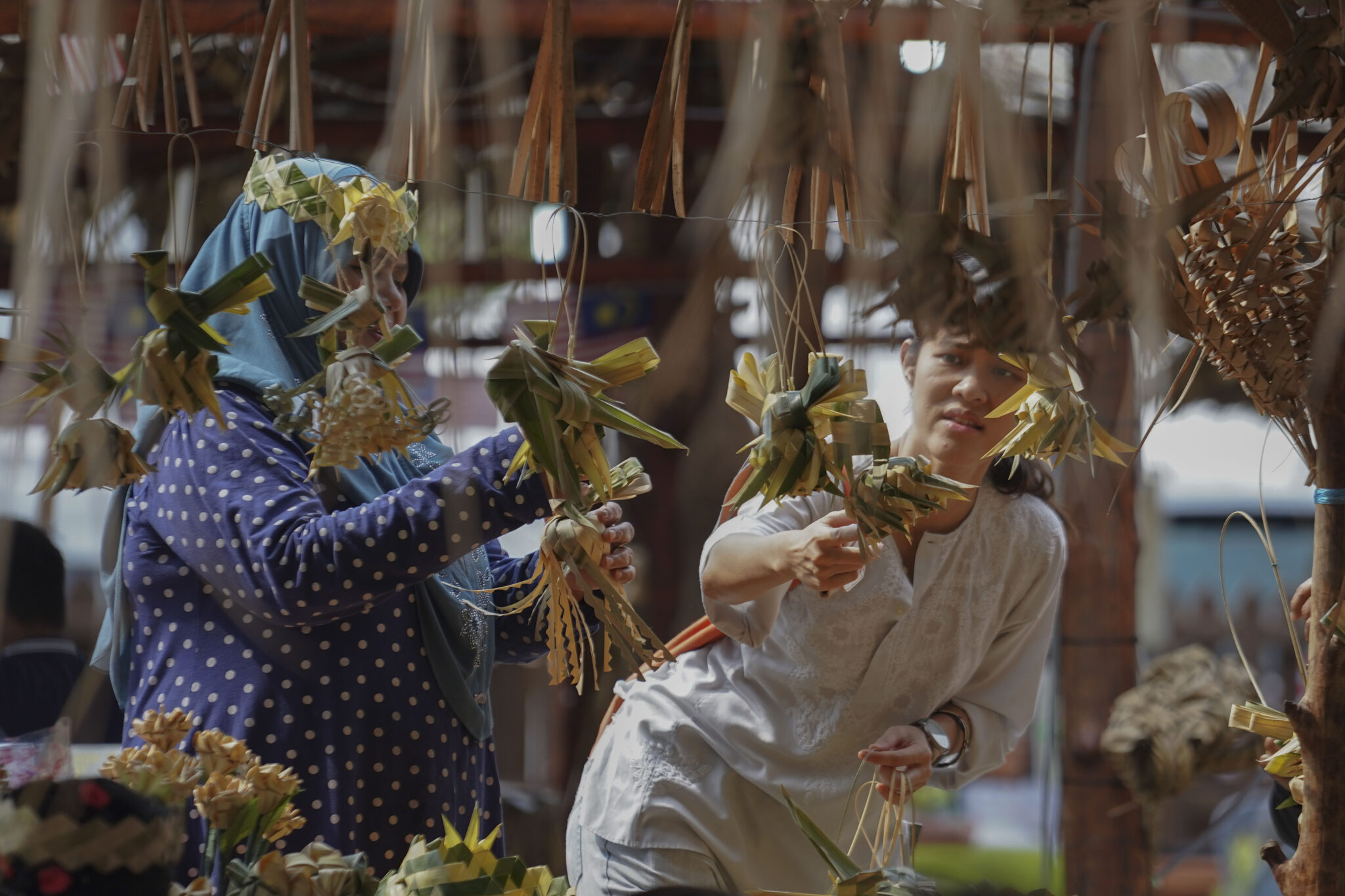 Dua beradik pewaris anyaman bunga moyang