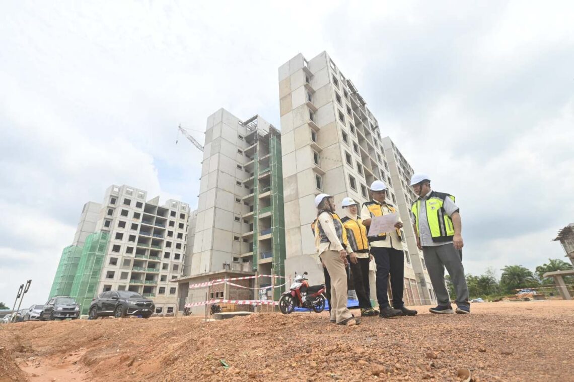 Projek pembinaan Rumah Keluarga Angkatan Tentera (RKAT) dijangka siap ...