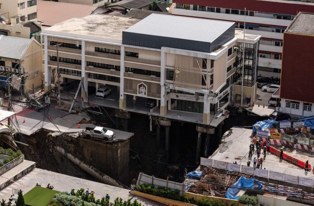Mendapan tanah punca jalan runtuh di Bangkok