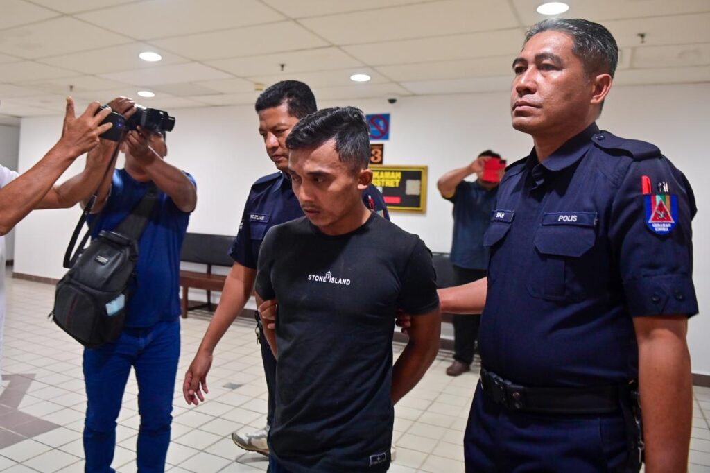 Pekerja inap desa tidak mengaku intai wanita mandi