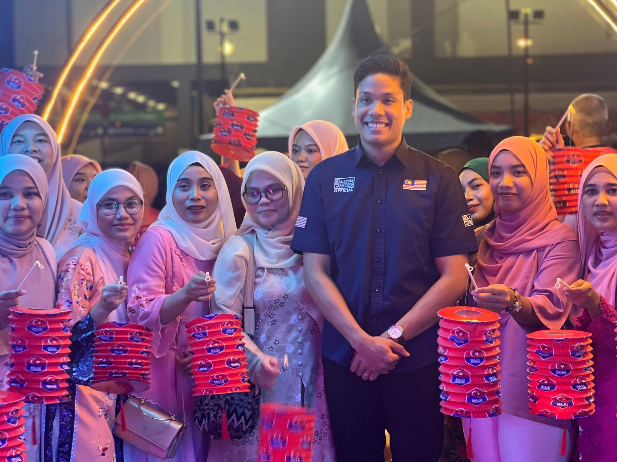 1,502 peserta berbusana etnik sertai perarakan tanglung, cipta rekod ...