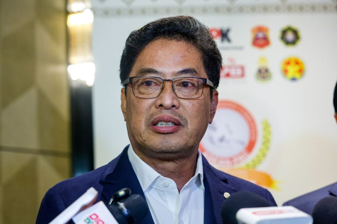 Hukuman sebat halang proses ekstradisi Muhammad Adlan?