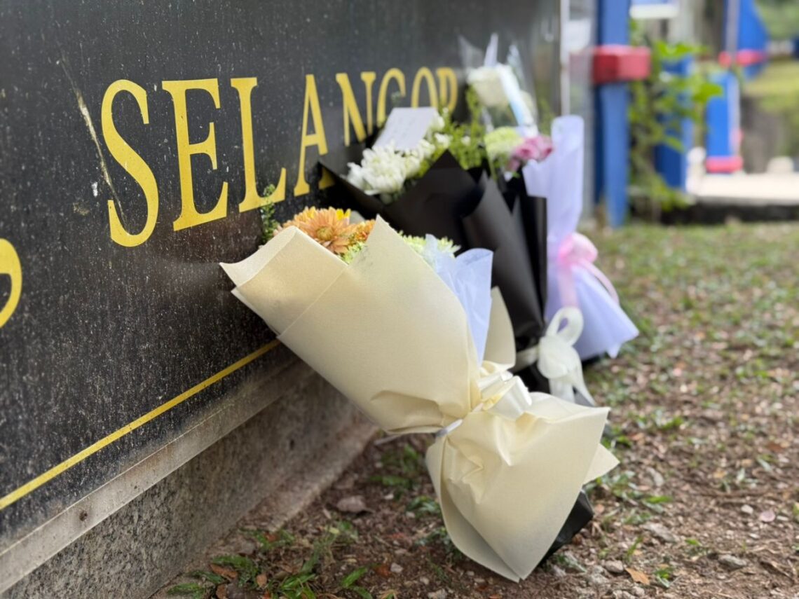 Jambangan bunga tanda simpati pelajar ditikam