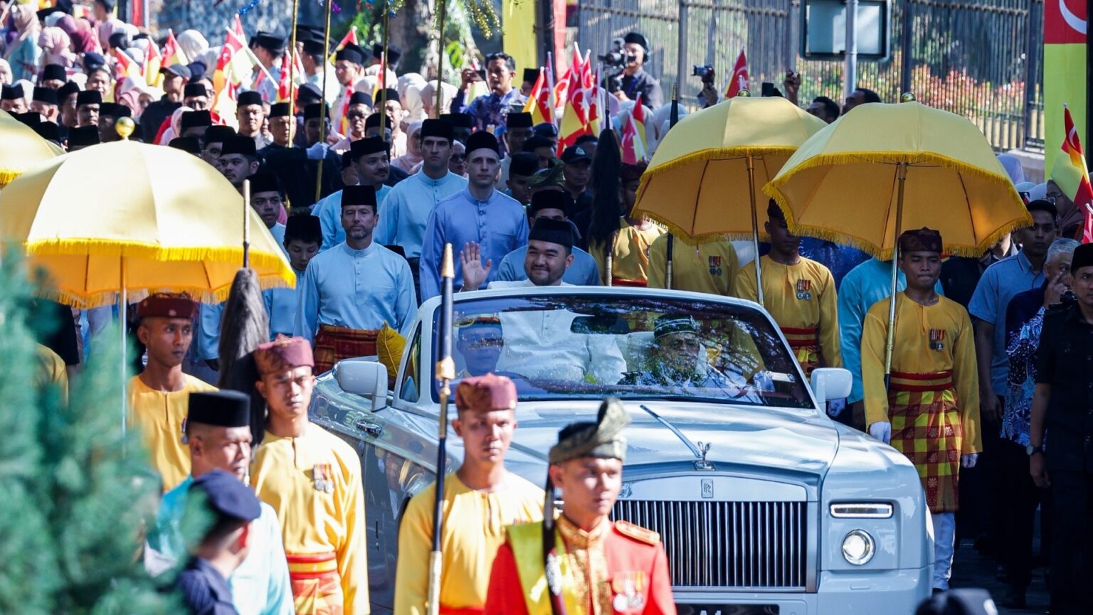 Ribuan saksi perarakan Raja Muda Selangor sempena Istiadat Perkahwinan ...