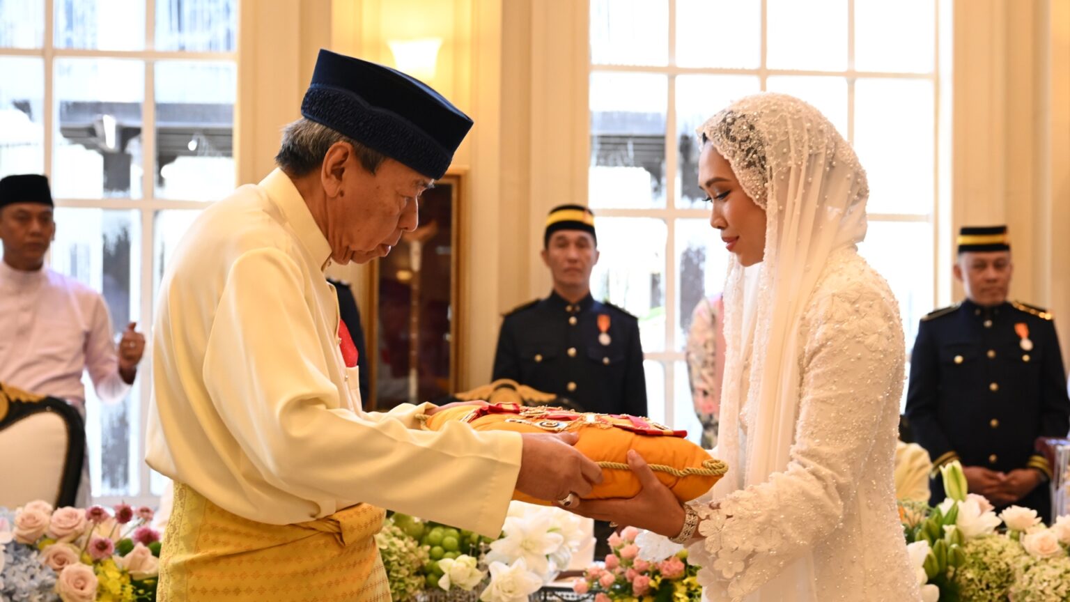 Afzaa Fadini dikurnia darjah Seri Paduka Mahkota Selangor