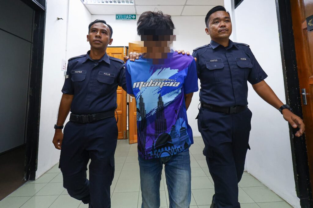 Bapa tidak mengaku tidak bersalah noda anak kandung