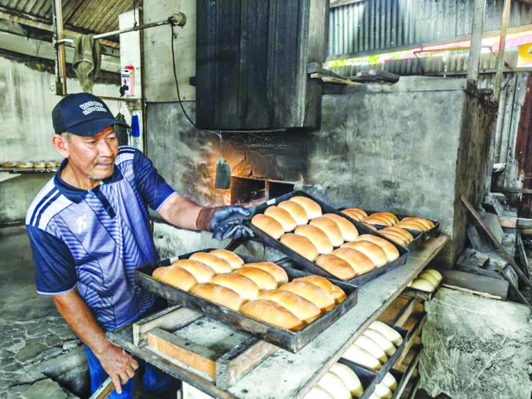 Roti bakar dapur kayu jadi rebutan