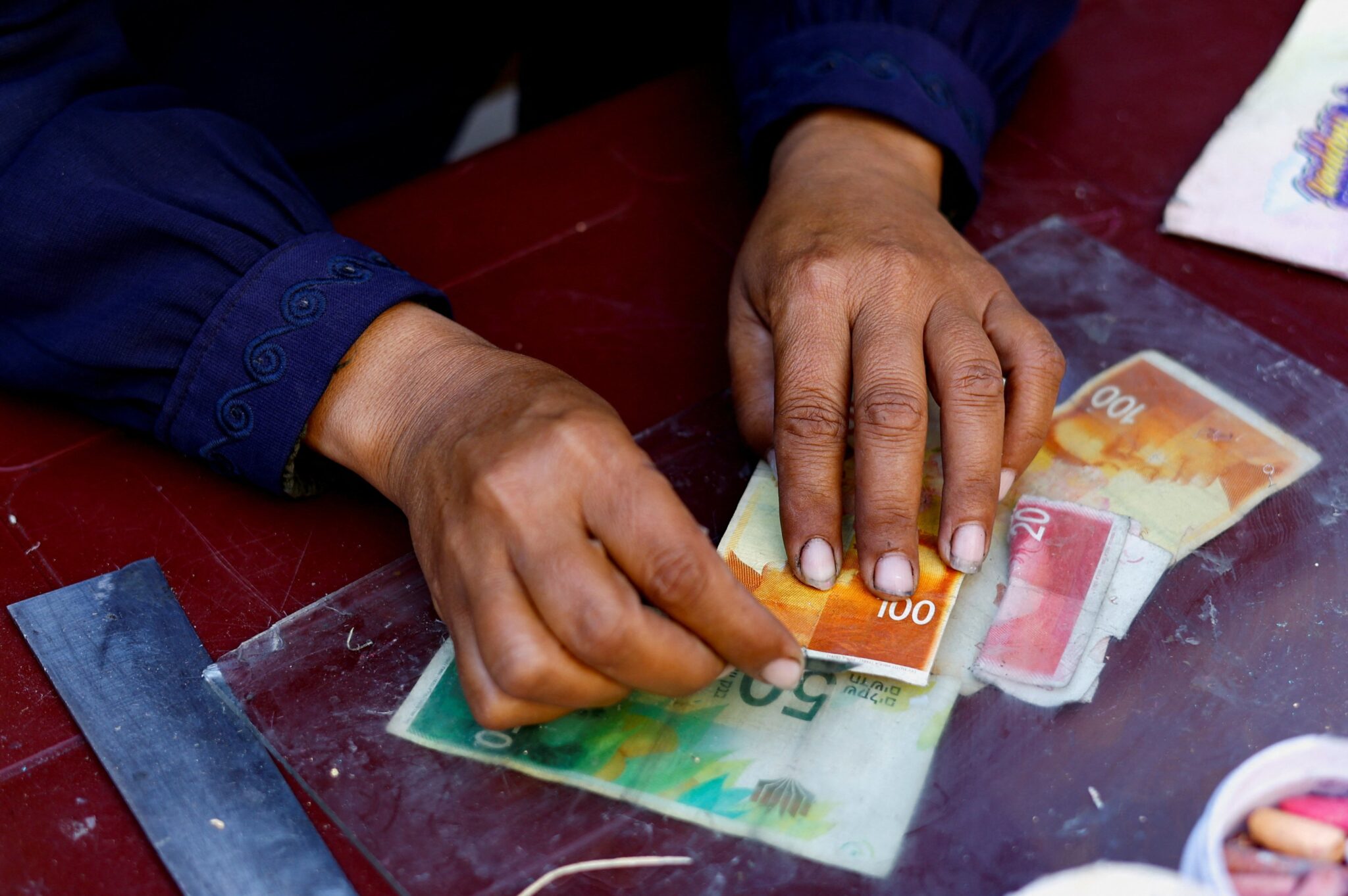 Tiada wang kertas baharu di bank Gaza, terpaksa baiki duit lusuh ...