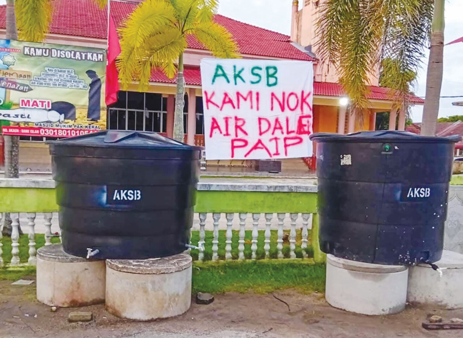 Putus air, penduduk gantung kain rentang