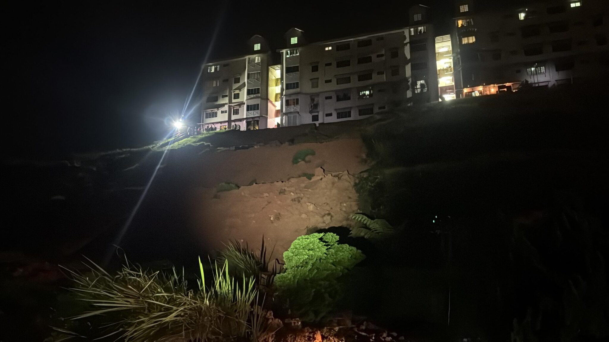 700 penduduk terputus hubungan, tanah runtuh di laluan ke Apartment ...